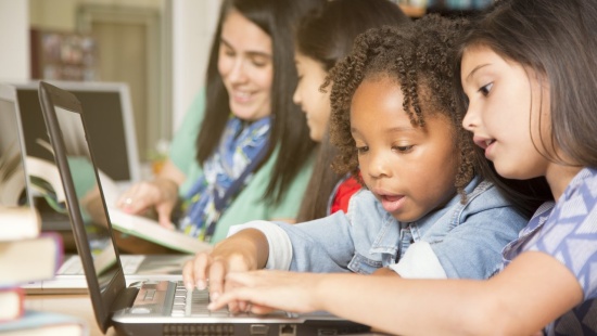 Como os gêneros digitais podem ajudar na alfabetização? | Nova Escola